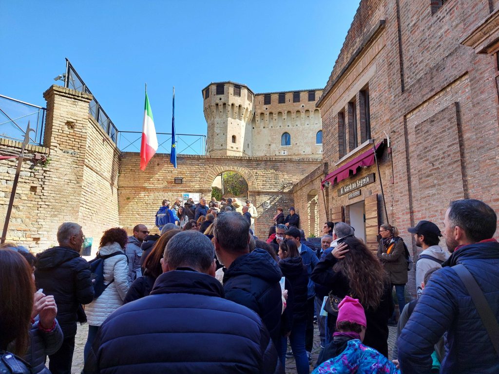 Gradara: dall’assedio dei turisti all’Assedio al Castello