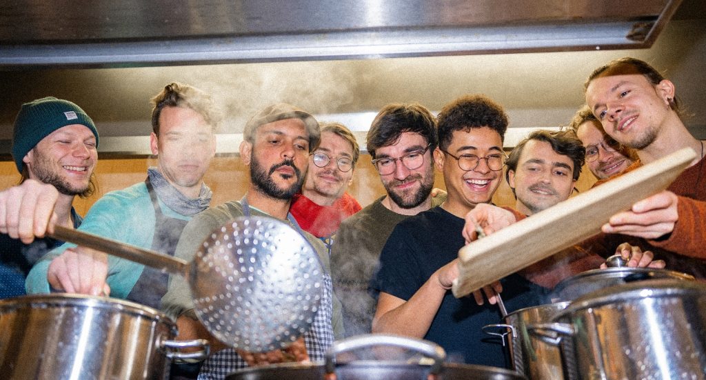 PASTO COMPLETO PER GLI OLUMA, “COOKING TIME” È L’ALBUM DI DEBUTTO