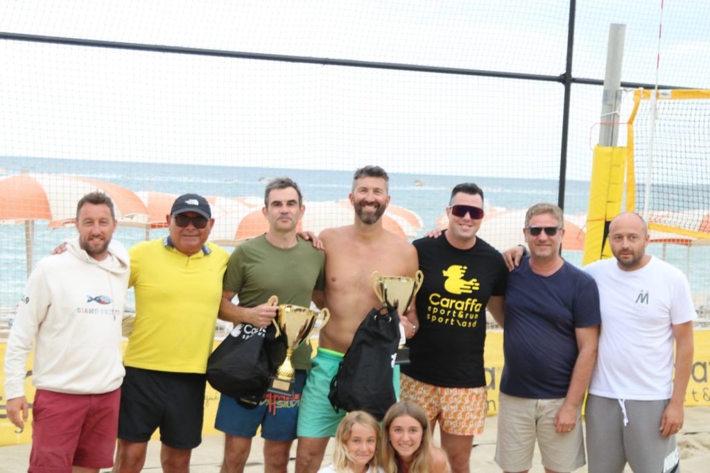 IL BEACH VOLLEY SCALDA I BAGNI ALBERTO & CESARE E TE LO DIRÒ BEACH