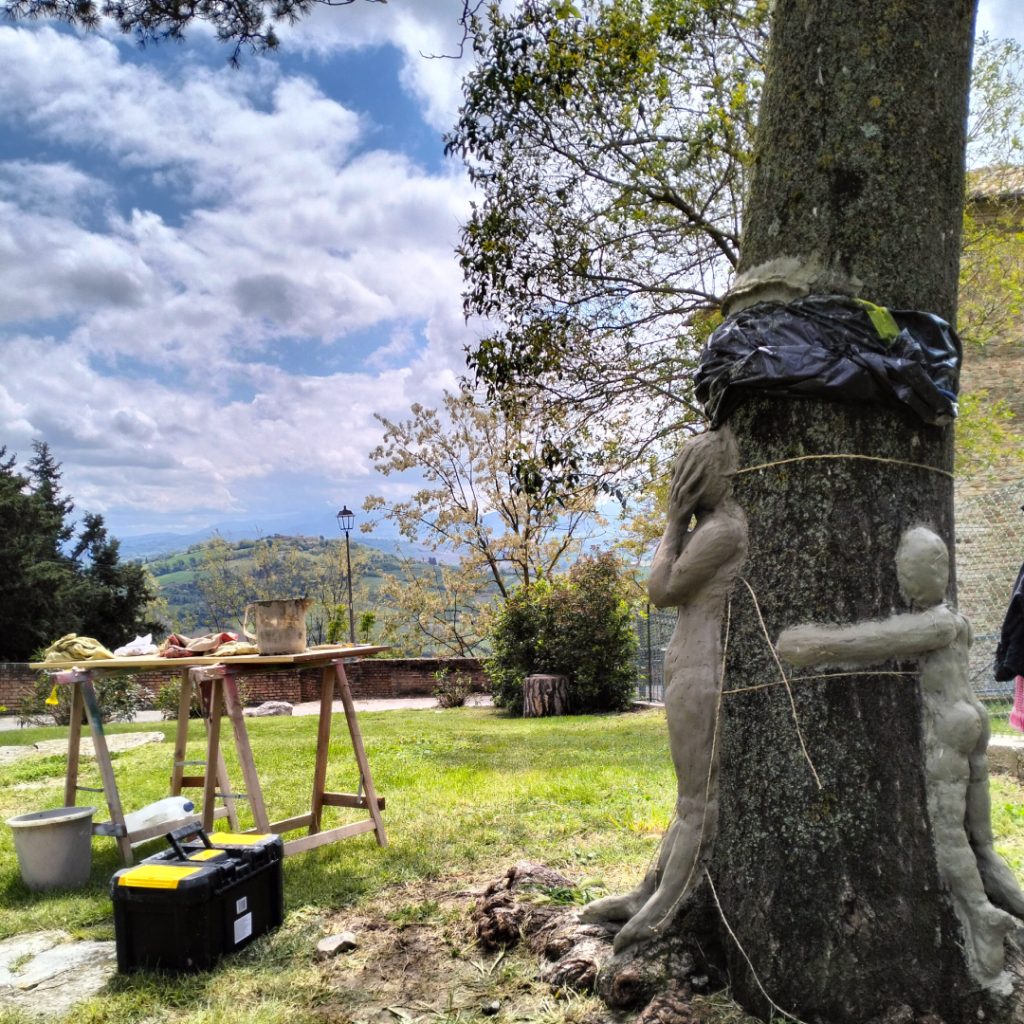 Fratte Rosa: una scultura in terracotta di megx, l’artista che parla ...